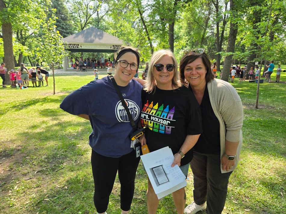 Bubbles, bracelets, and blue tigers at the annual Kindergarten Picnic ...