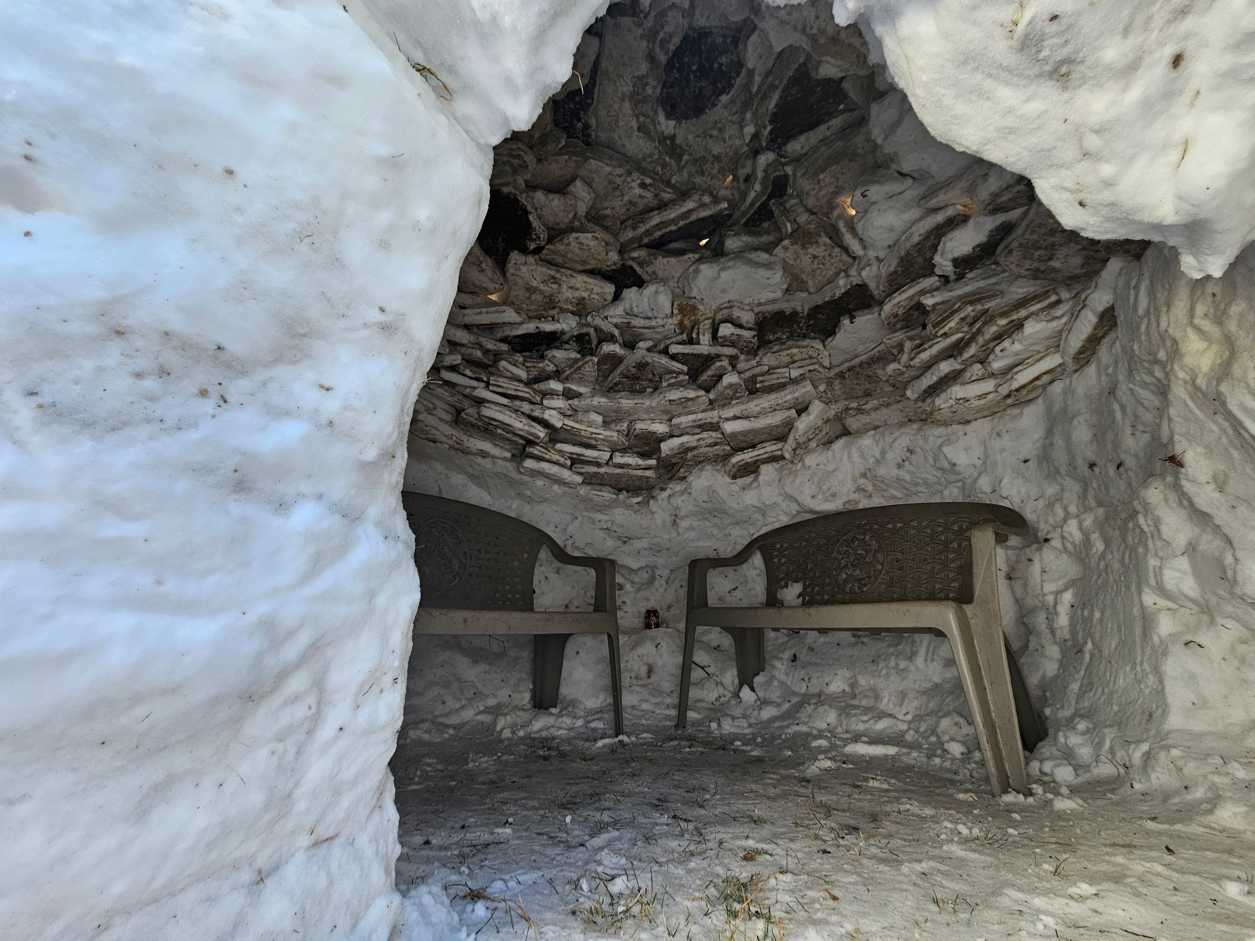 "Coolest" Dad Ever builds his kids an 8-foot-tall snow fort, cupholders ...