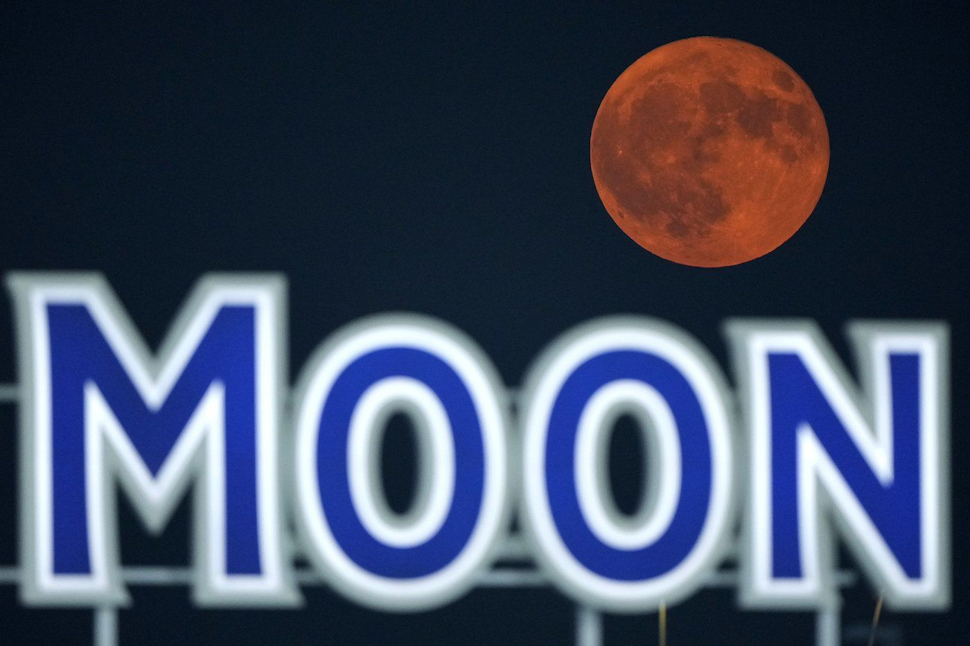 Photo Gallery: August's supermoon shines in skies around the world ...