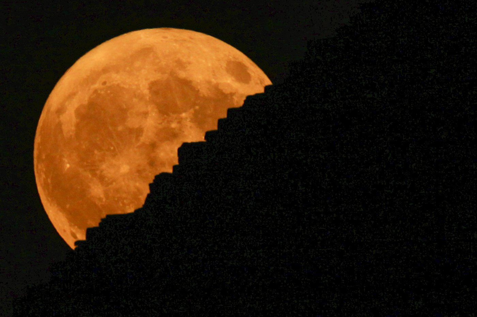 Photo Gallery: August's supermoon shines in skies around the world ...