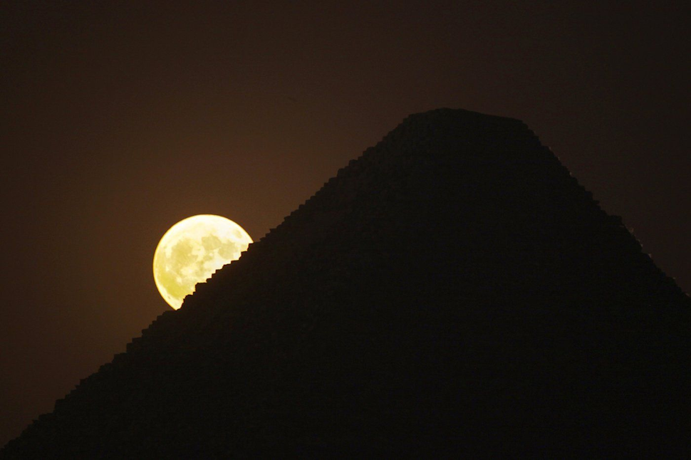Photo Gallery: August's supermoon shines in skies around the world ...