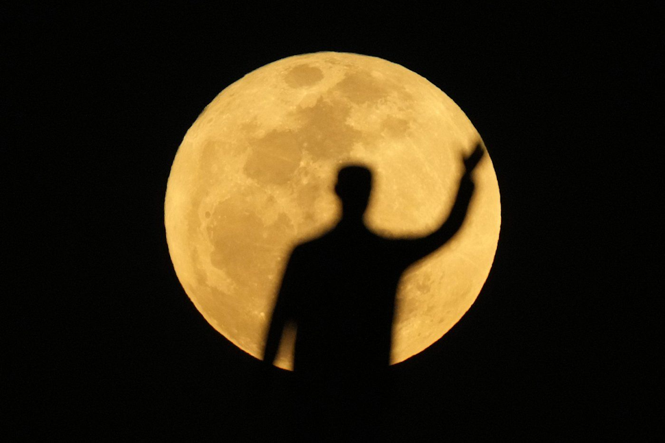 Photo Gallery: August's supermoon shines in skies around the world ...