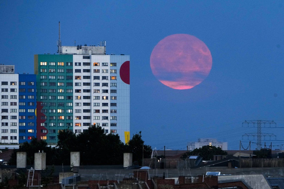 Photo Gallery: August's supermoon shines in skies around the world ...