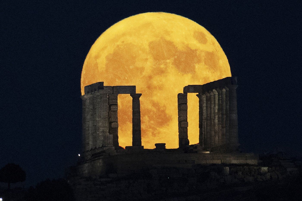 Photo Gallery: August's supermoon shines in skies around the world ...