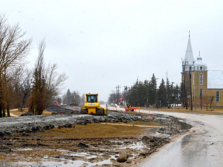 More dike closures as Red River keeps rising - CHVNRadio: Southern ...